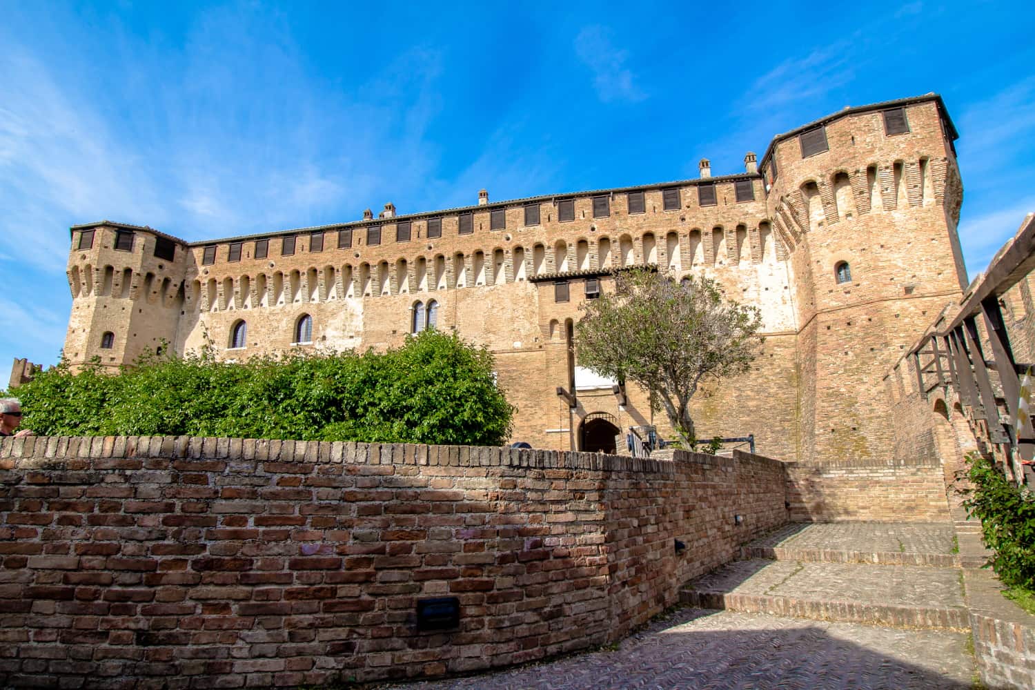 La città d’arte di Gradara con la sua rocca famosa in tutto il mondo ...